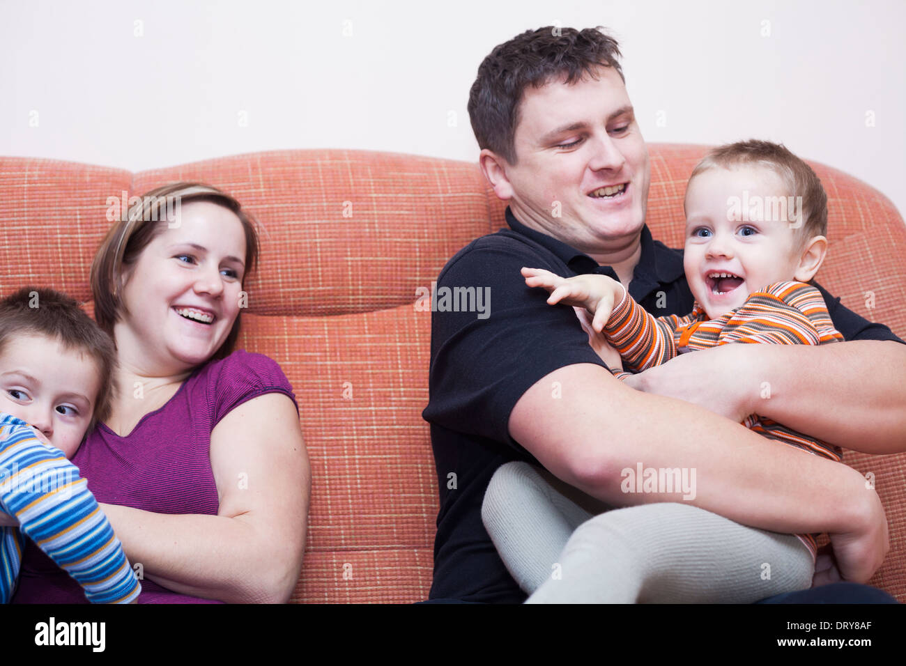 Eltern mit kindern -Fotos und -Bildmaterial in hoher Auflösung – Alamy