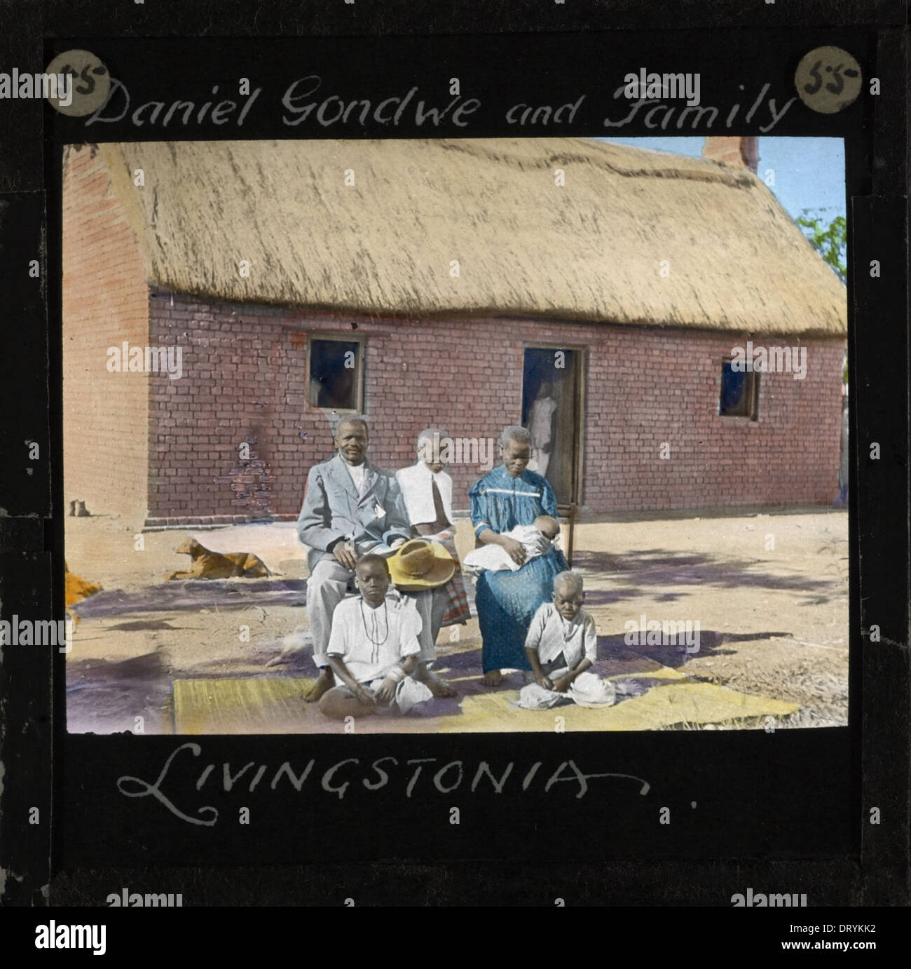 Eine Fotografie von Daniel Gondwe und seiner Familie in Livingstonia ...