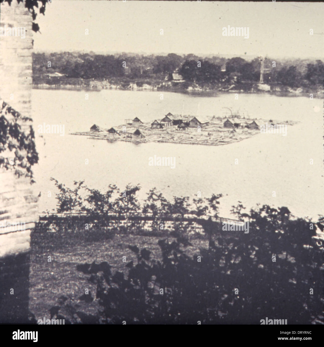 Das Foto zeigt ein großes Floß, das zwischen 1900 und 1919 auf dem Yuan ...