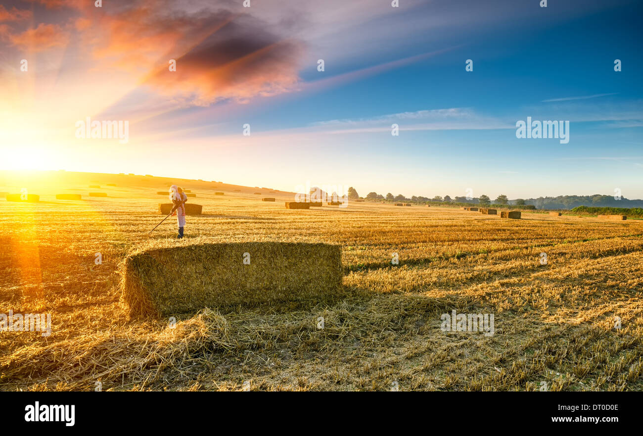 Junge Frau mit Kind auf dem Rücken, die Arbeit auf dem Feld bei der ... Junge Frau mit Kind auf dem Rücken, die Arbeit auf dem Feld bei der ...