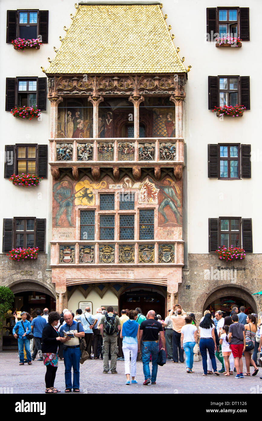 Touristen in Goldenes Dachl, Goldenes Dachl gebaut 1500 aus vergoldetem ...