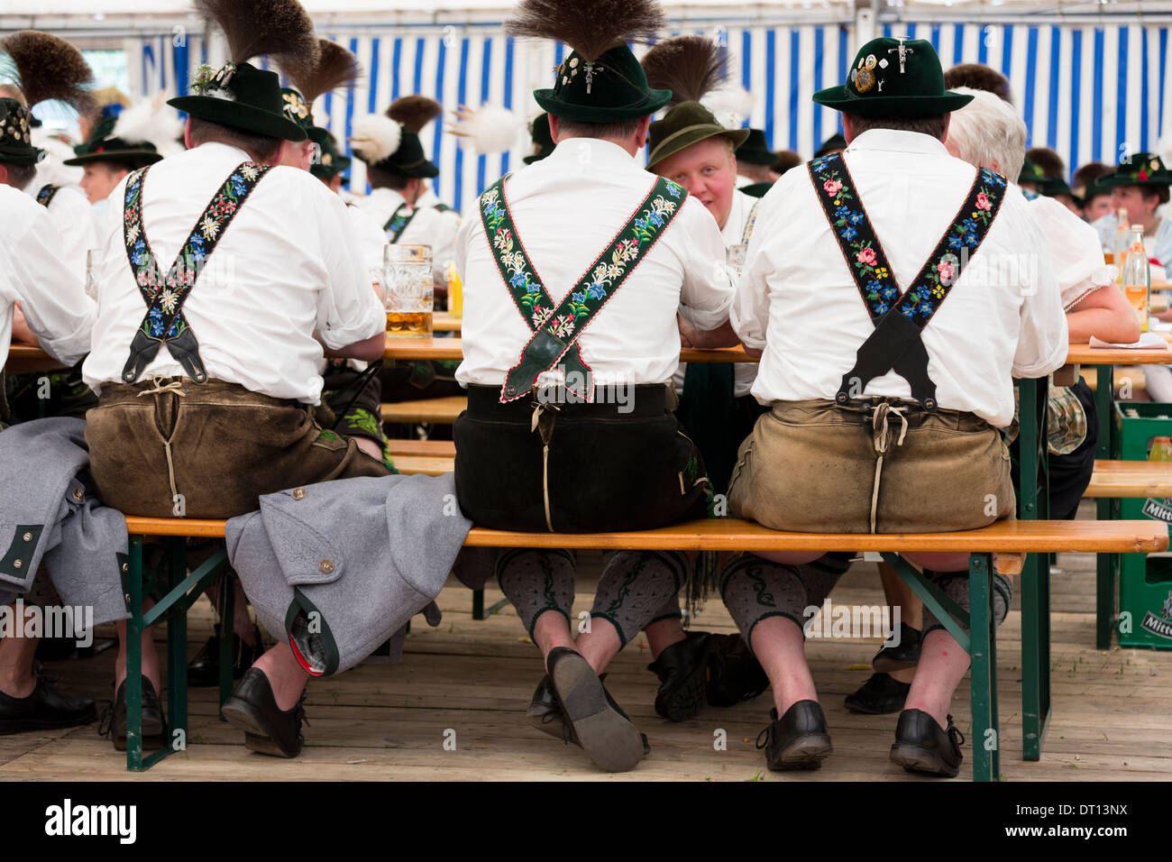 Dorfbewohner beim Bierfestival im Dorf von Klais in Bayern, Deutschland ...