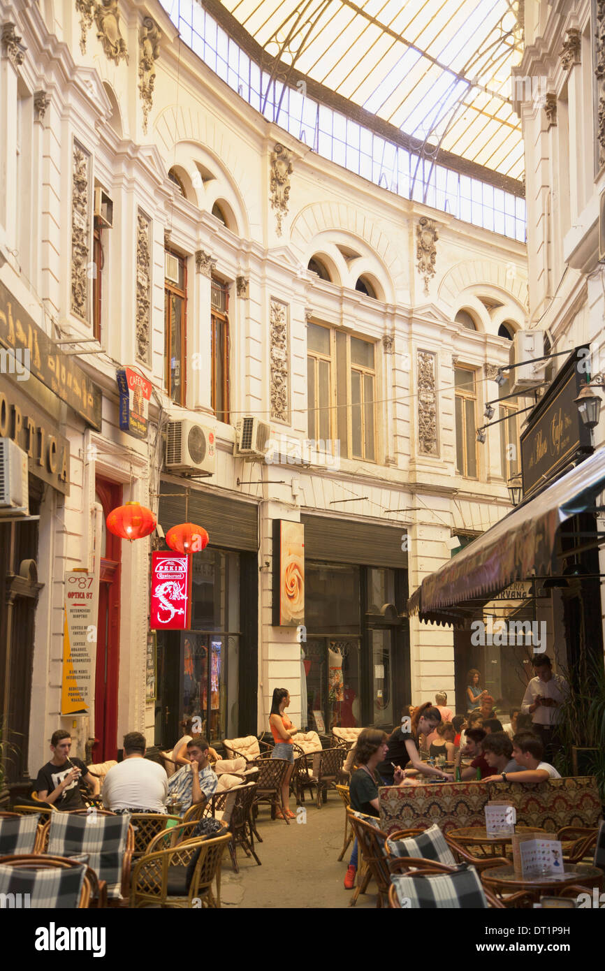 Cafe people passage shopping arcade -Fotos und -Bildmaterial in hoher ...