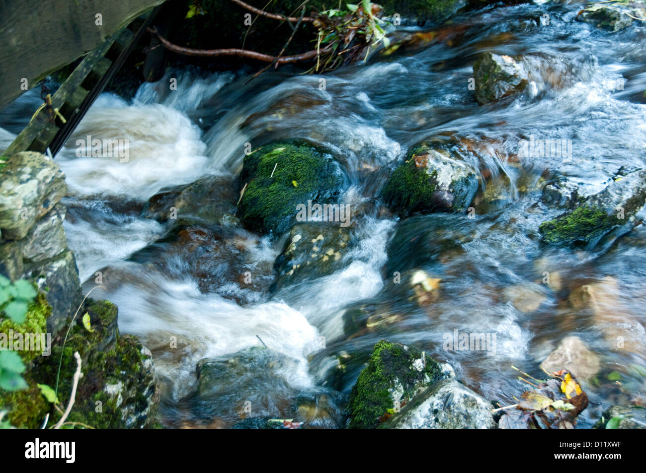 Water flow over rocks -Fotos und -Bildmaterial in hoher Auflösung – Alamy