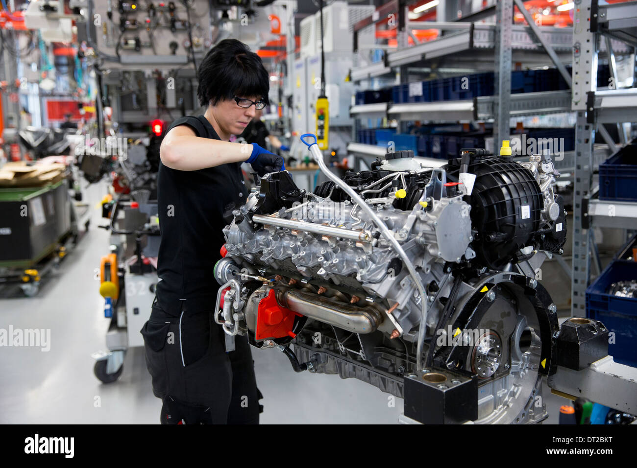 Mercedes-AMG Motor Produktionsfabrik in Affalterbach, Deutschland ...