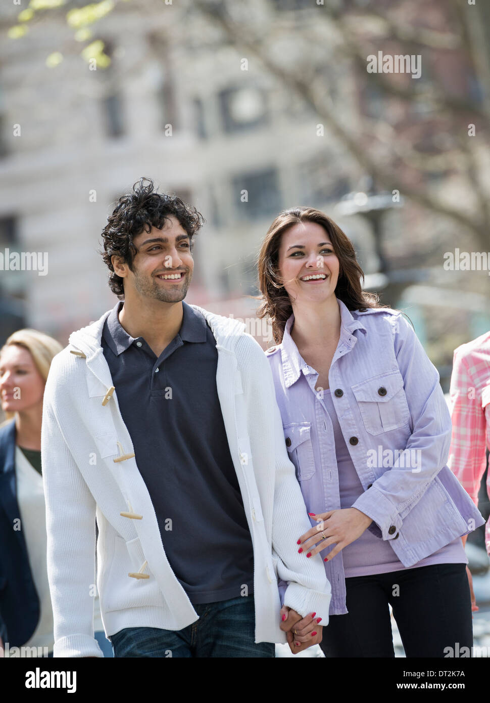 Echte menschen geselligkeit -Fotos und -Bildmaterial in hoher Auflösung ...