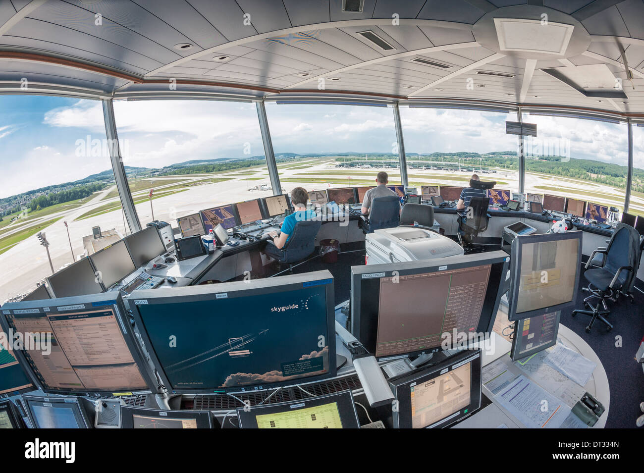 Air traffic control tower zurich -Fotos und -Bildmaterial in hoher ...