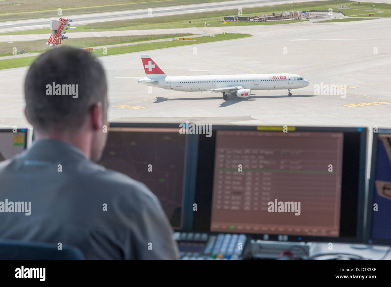 Fluglotse im Control Tower Zürich/Kloten Flughafen ist der Flughafen ...