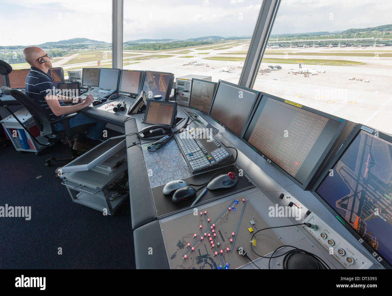 Fluglotse im Control Tower Zürich/Kloten Flughafen ist der Flughafen ...