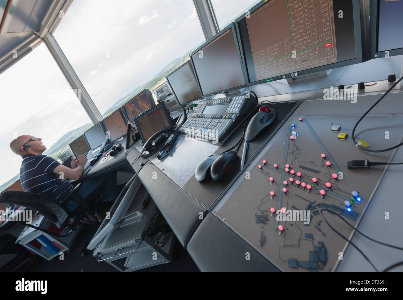 Fluglotse im Control Tower Zürich/Kloten Flughafen ist der Flughafen ...