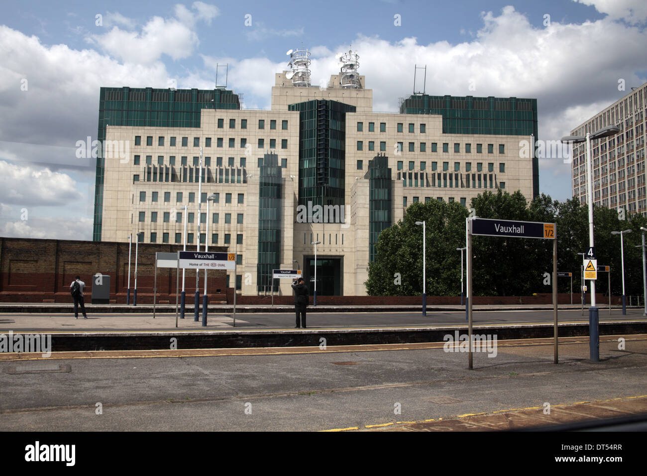 James bond building -Fotos und -Bildmaterial in hoher Auflösung – Alamy