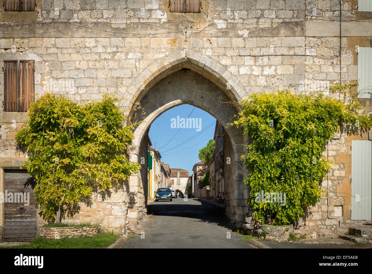 Monpazier, Dordogne, Frankreich, Europa. Atemberaubende Wand Stadttor ...