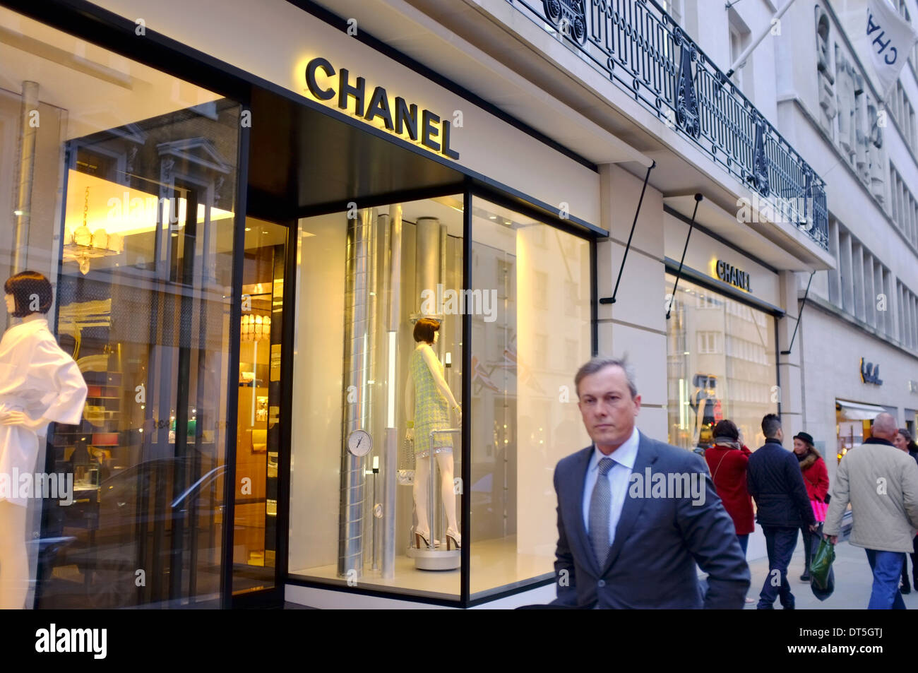 Chanel Shop London Stockfotos & Chanel Shop London Bilder - Alamy