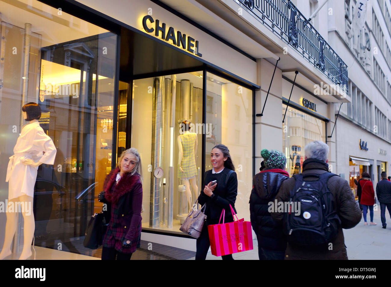 Chanel Shop London Stockfotos & Chanel Shop London Bilder - Alamy