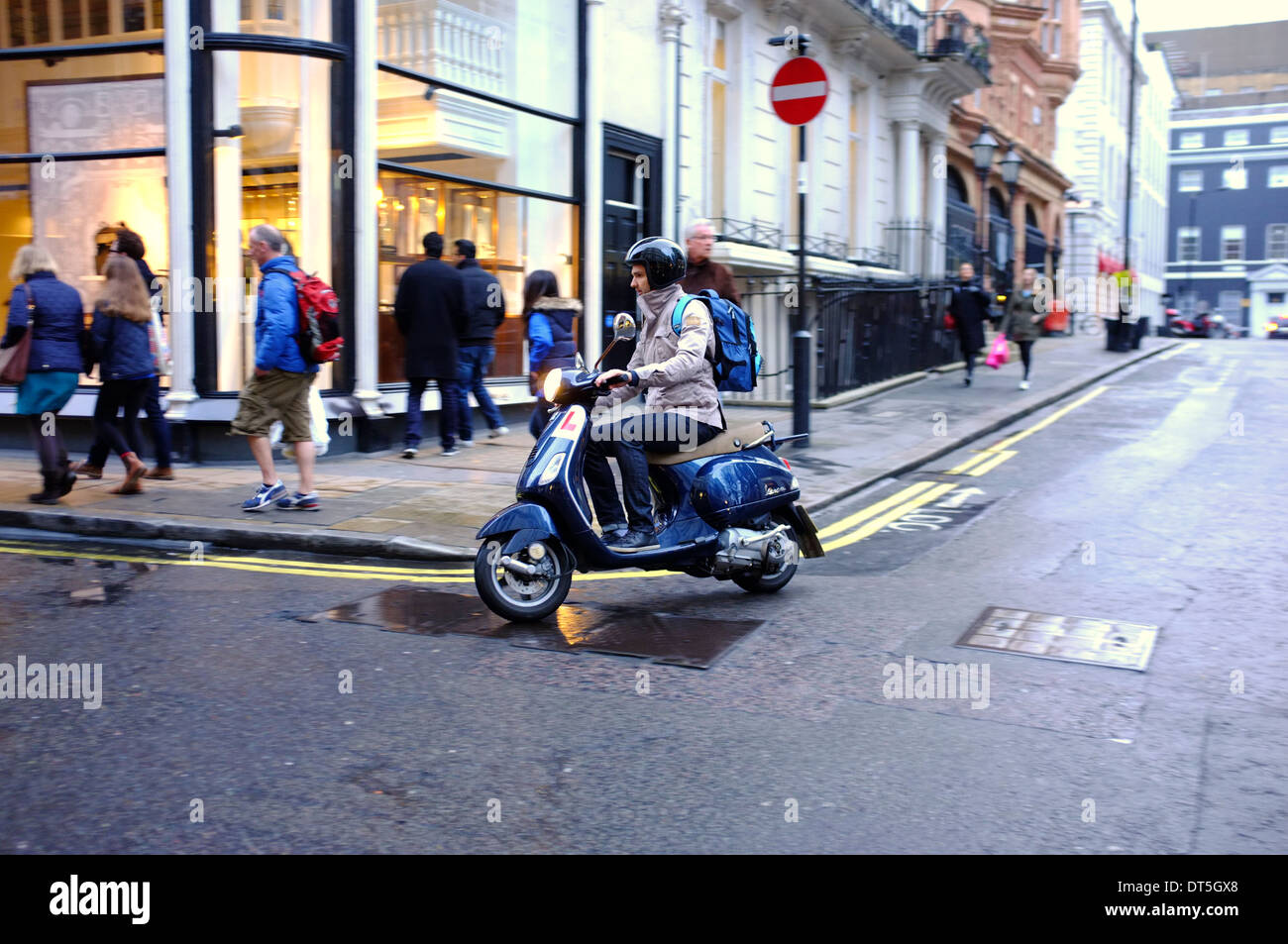 Moped rider -Fotos und -Bildmaterial in hoher Auflösung – Alamy