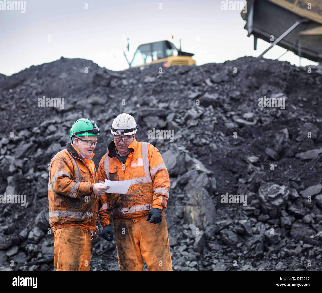 Workers working in coal mine -Fotos und -Bildmaterial in hoher ...