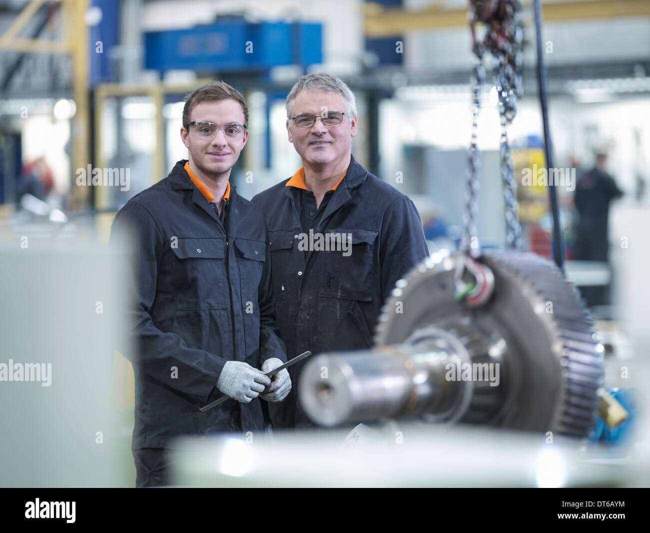 Lehrling arbeiten -Fotos und -Bildmaterial in hoher Auflösung – Alamy