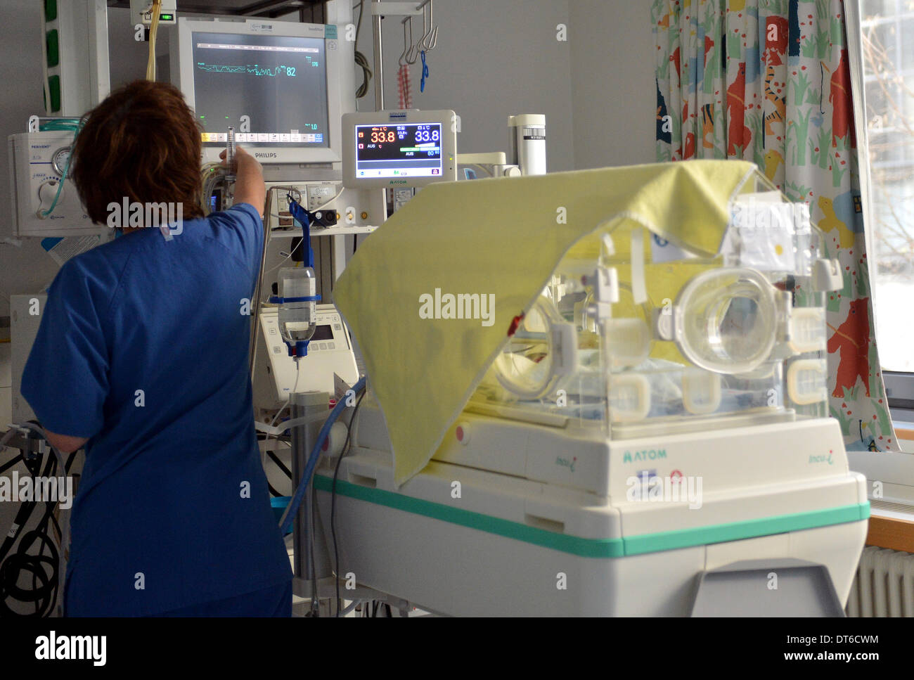 Neonatale intensivstation -Fotos und -Bildmaterial in hoher Auflösung ...