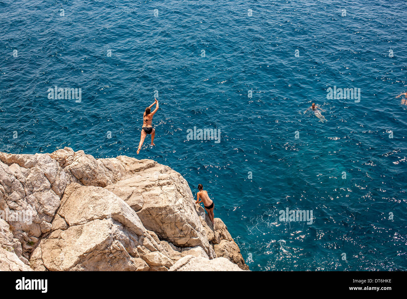 Mädchen springen ins meer -Fotos und -Bildmaterial in hoher Auflösung ...