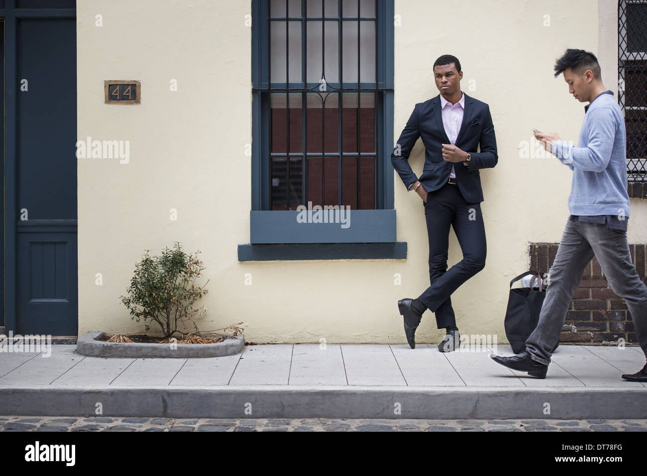 Mann geht vor wand -Fotos und -Bildmaterial in hoher Auflösung – Alamy