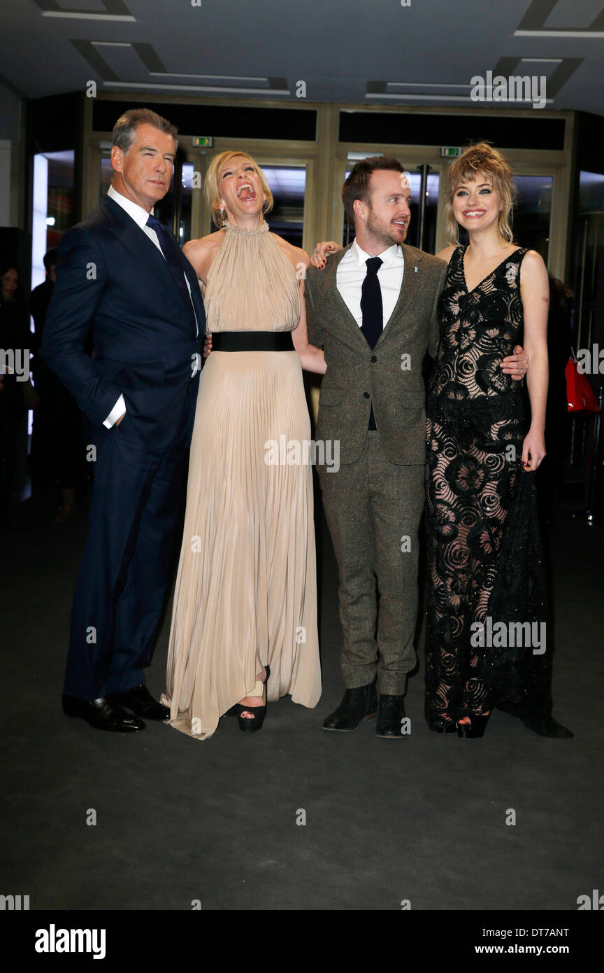 Berlin, Deutschland. 10. Februar 2014. Pierce Brosnan, Toni Collette ...