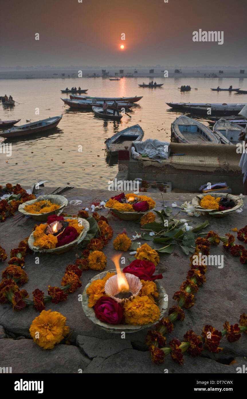 Kumbh Mela-Festival in Varanasi Pilgern heiligen Fluss Ganges ...