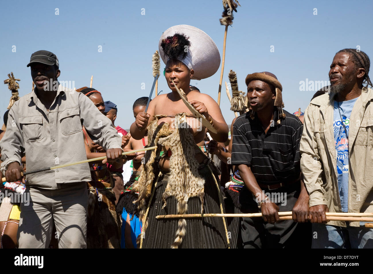 Zulu Bräutigam Milton Mbele heiratet seine vier Bräute Thobile Zulu ...