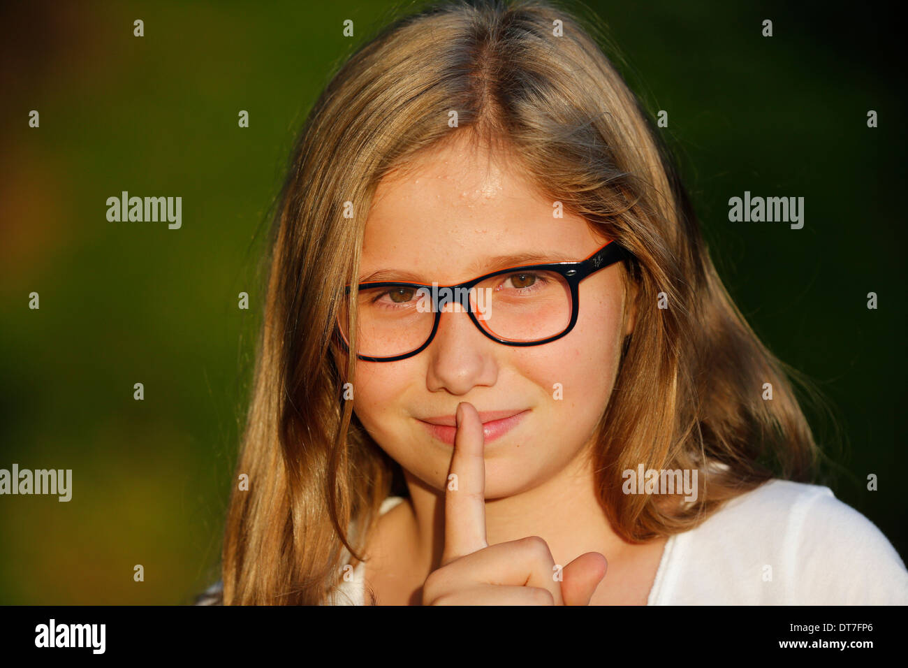 Mädchen Mit Brille Fotos Und Bildmaterial In Hoher Auflösung Alamy