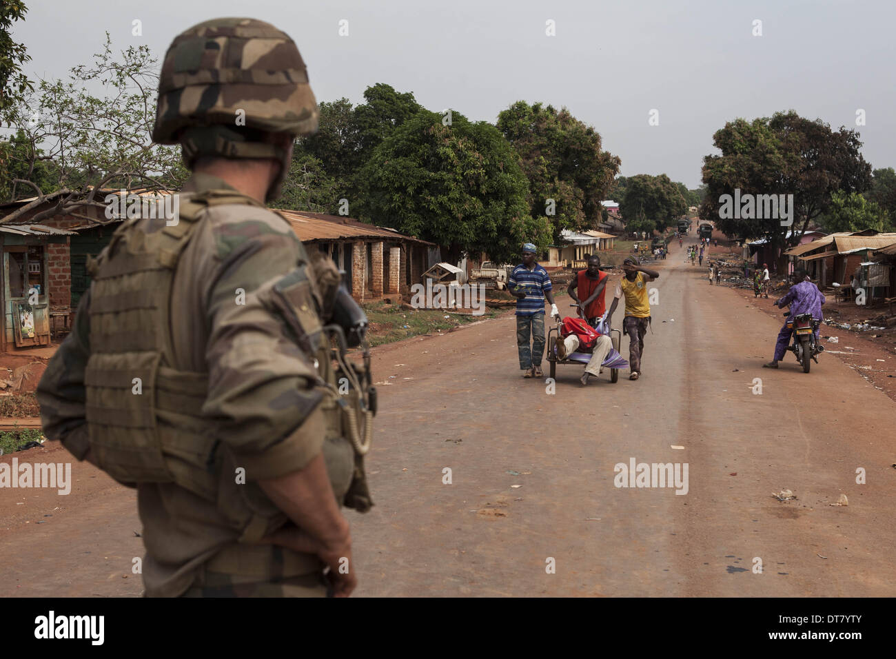 Kinder beobachten soldaten -Fotos und -Bildmaterial in hoher Auflösung ...