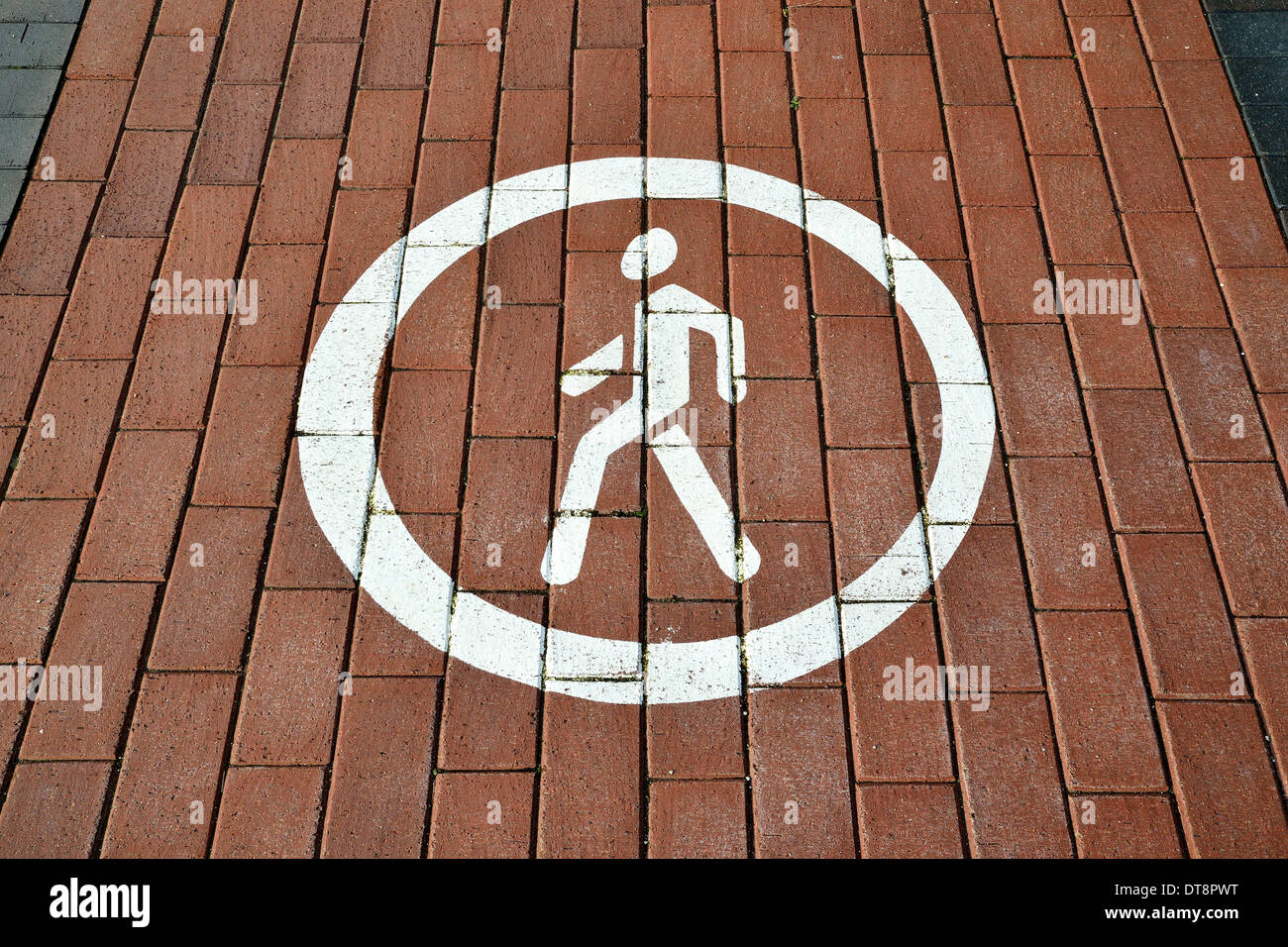 Pedestrian Walkway Sign Man Symbol Stockfotos und -bilder Kaufen - Alamy