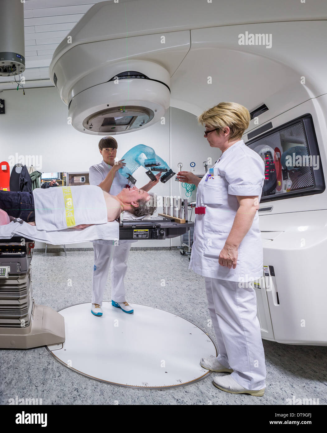 Krankenschwestern, die Krebspatienten kurz vor der Bestrahlung eine ...