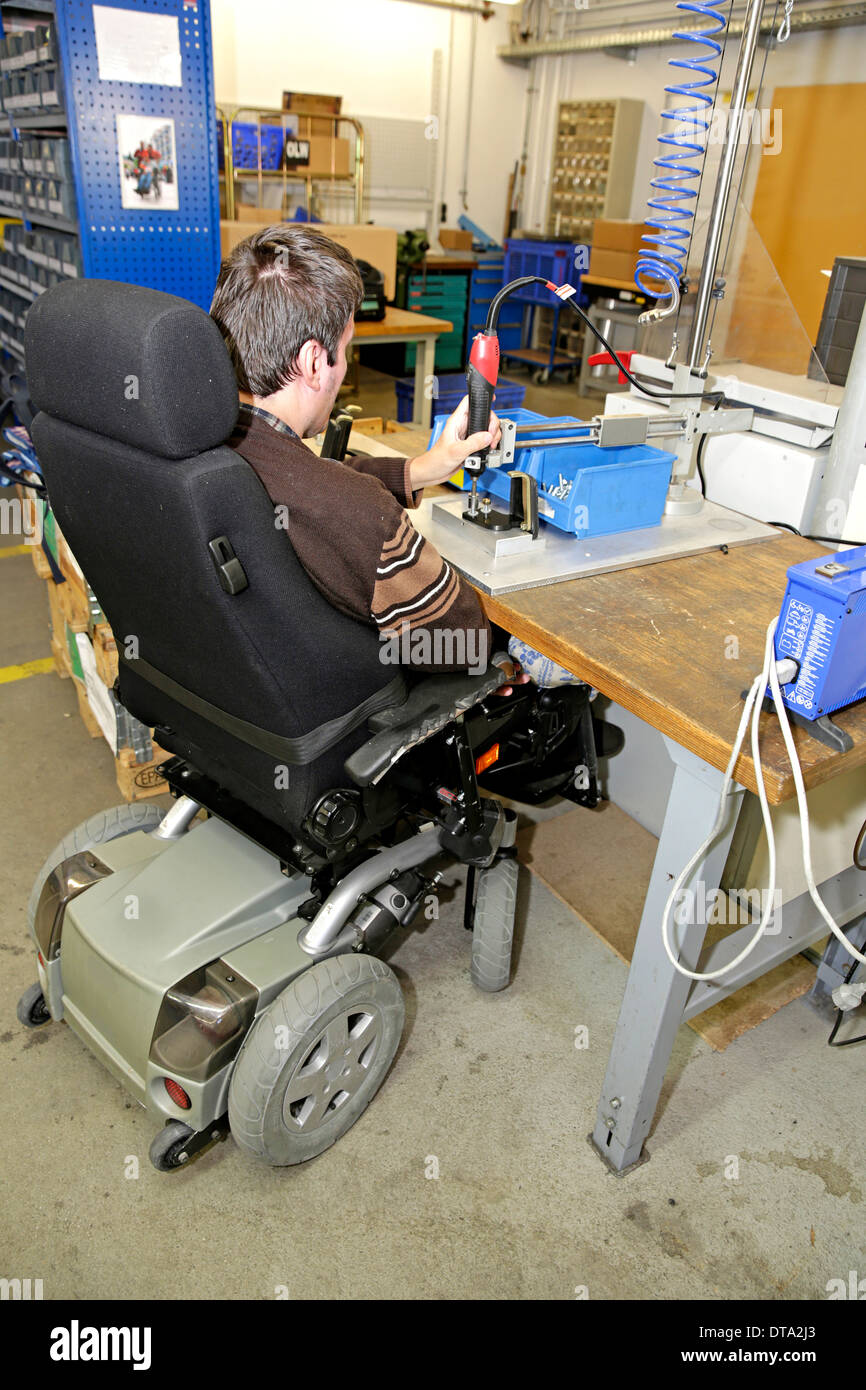 Behinderter mann arbeitet -Fotos und -Bildmaterial in hoher Auflösung ...