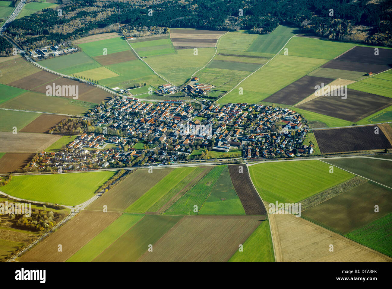 Luftaufnahme, Dorf mit Feldern und Wiesen, Aying, Bayern, Oberbayern ...