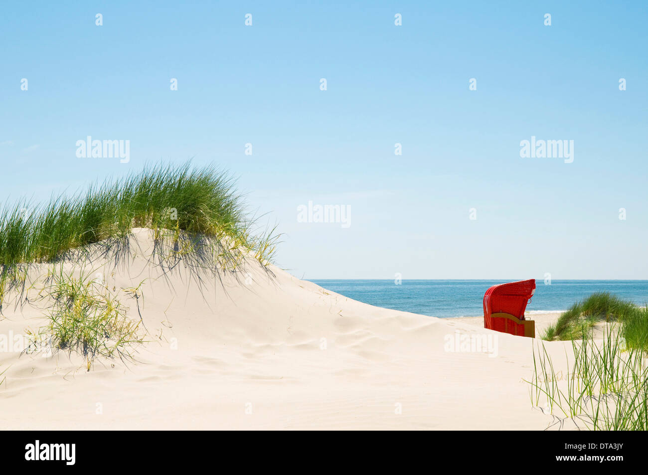 Roter strandkorb -Fotos und -Bildmaterial in hoher Auflösung – Alamy