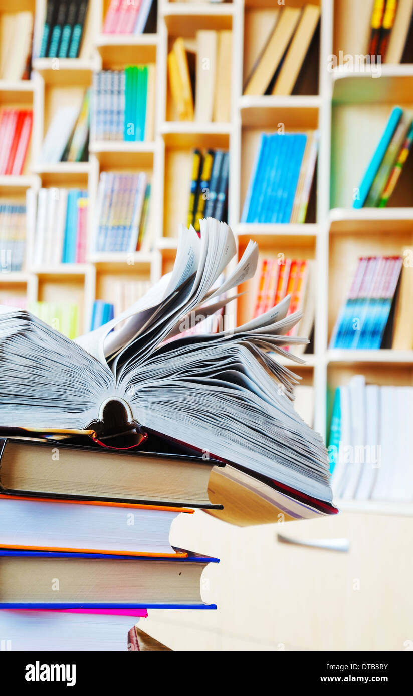 Buch offen liegen -Fotos und -Bildmaterial in hoher Auflösung – Alamy