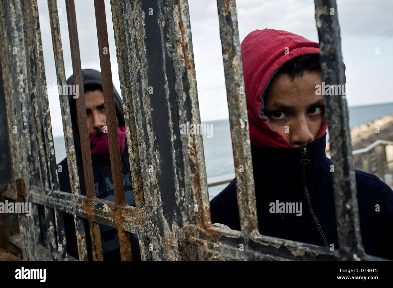 Marokkanische heimatlose Straßenkinder in Melilla, Spanien. Armut Kind ...