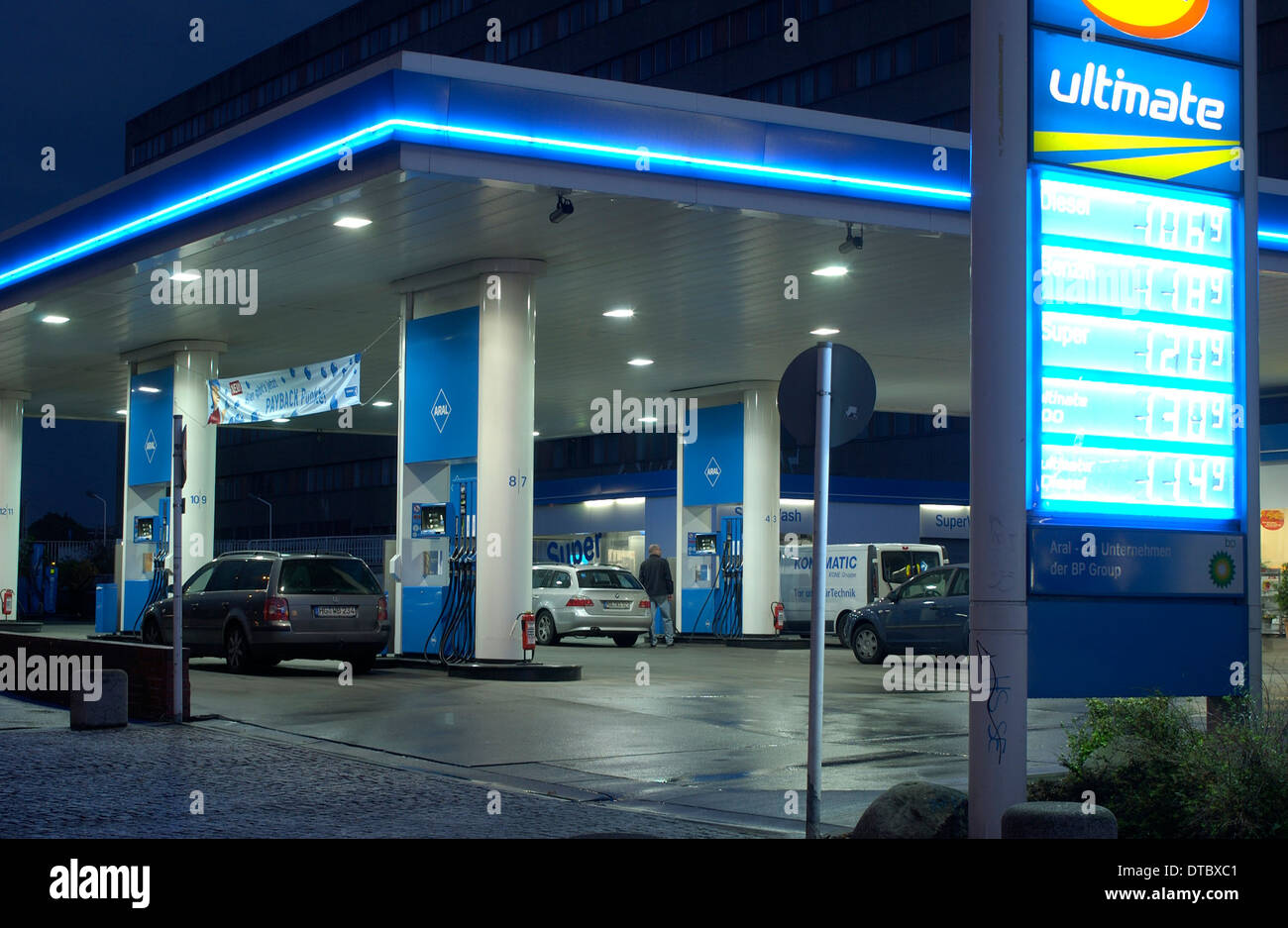 Aral petrol gas station -Fotos und -Bildmaterial in hoher Auflösung – Alamy