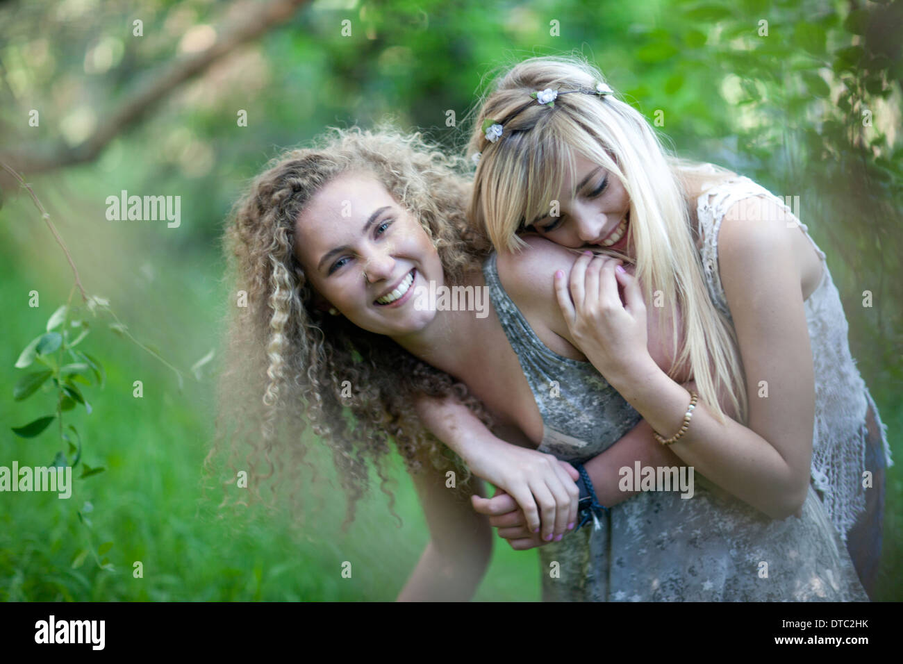 Zwei Mädchen im Teenageralter, die Spaß im Wald Stockfotografie - Alamy Zwei Mädchen im Teenageralter, die Spaß im Wald Stockfotografie - Alamy