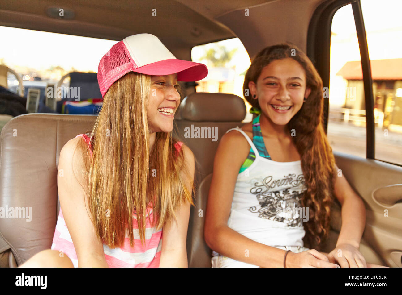 Sitting in car -Fotos und -Bildmaterial in hoher Auflösung – Alamy