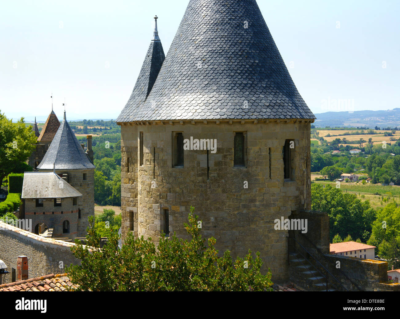 Blick vom Zinnen von Carcassonne Burg Türme im Blick auf Schloss und über Felder hinter ...