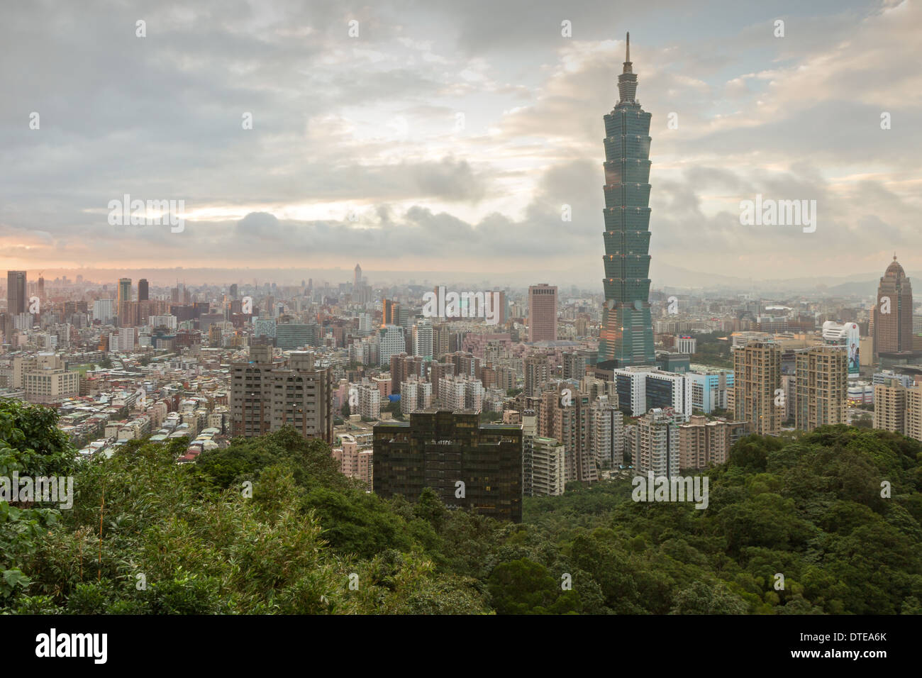 Taipei 101 wolkenkratzer -Fotos und -Bildmaterial in hoher Auflösung – Alamy