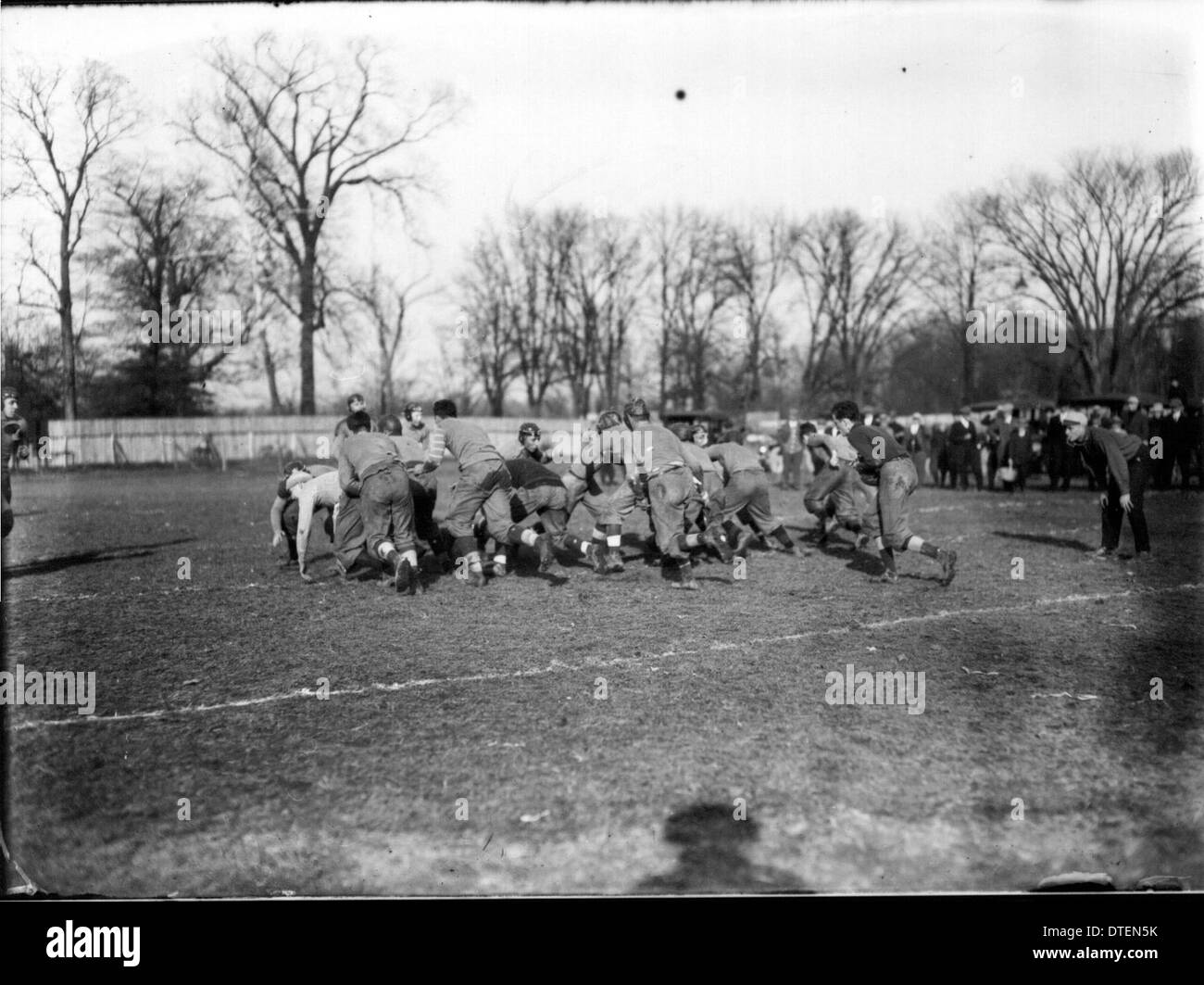 Ein dynamisches Bild aus dem Fußballspiel Miami-Denison von 1912, das ...
