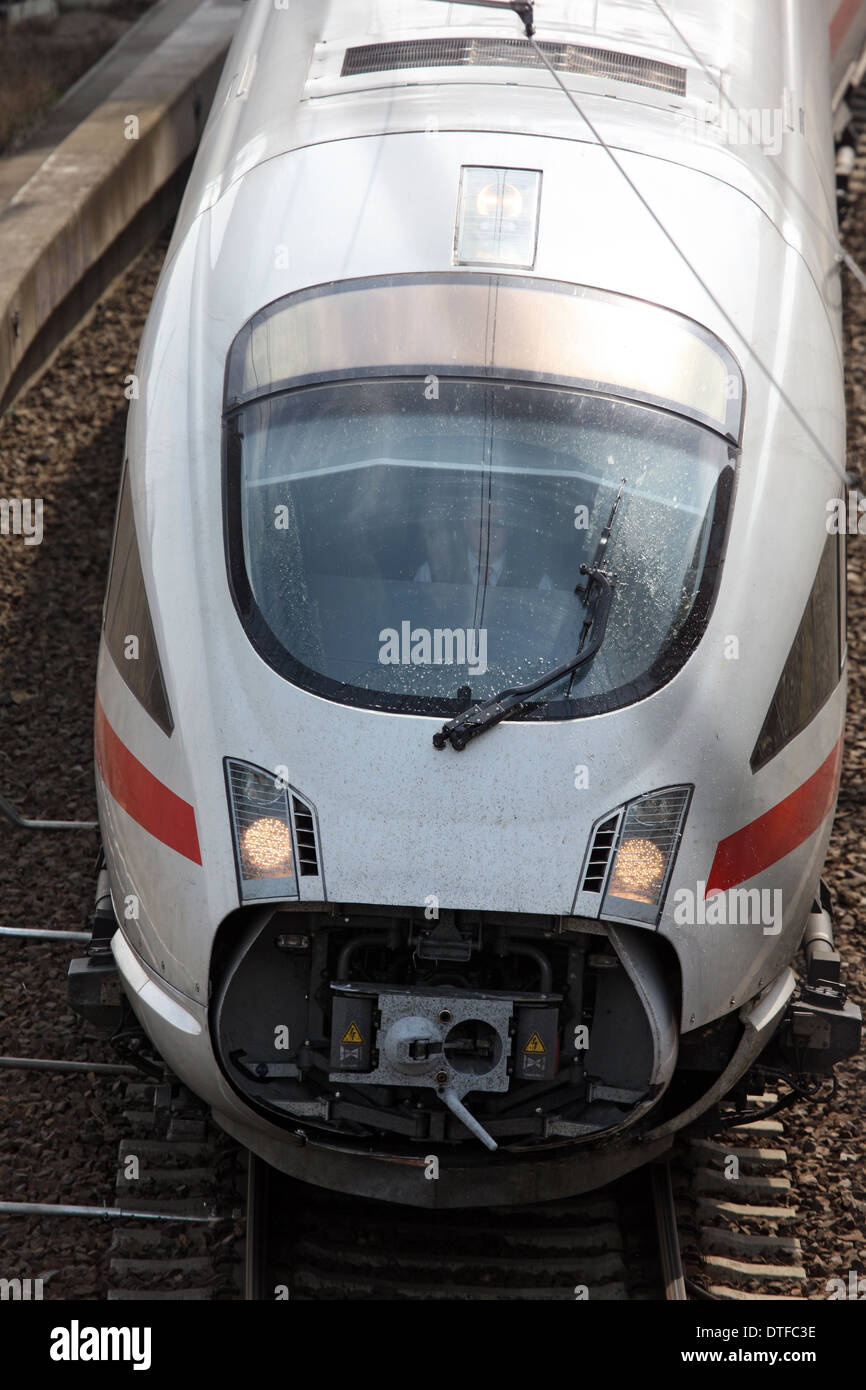Berlin, Deutschland, schlüpft ein Triebwagen eines ICE 3 mit offenen ...