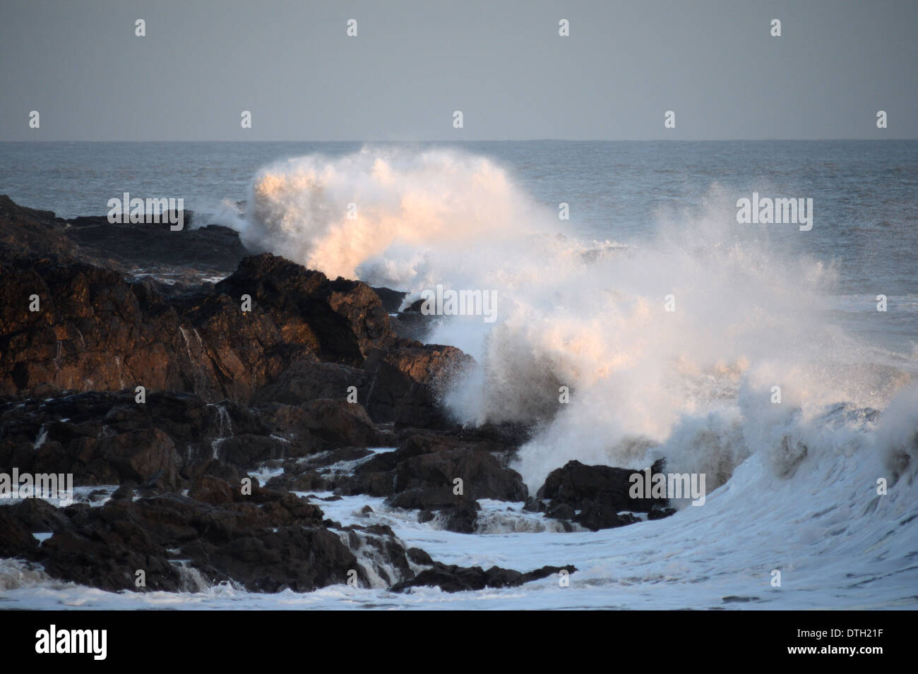 Breaking wave -Fotos und -Bildmaterial in hoher Auflösung – Alamy