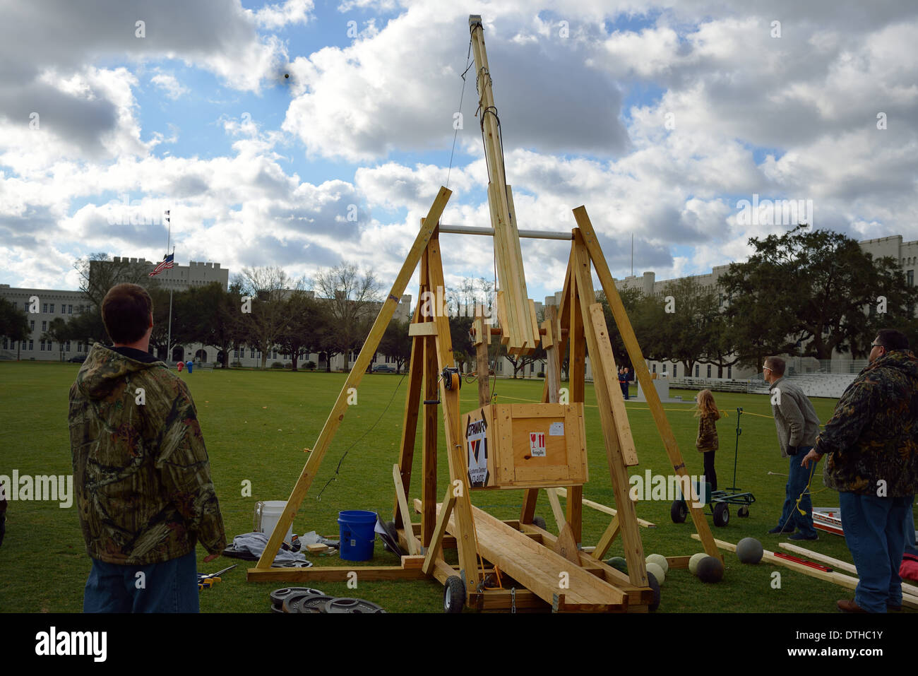 Catapult projectile -Fotos und -Bildmaterial in hoher Auflösung – Alamy