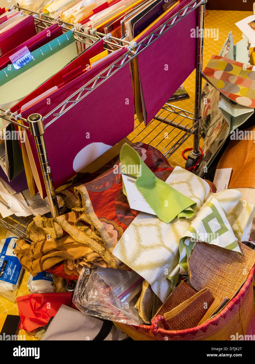 Messy office piles files -Fotos und -Bildmaterial in hoher Auflösung ...