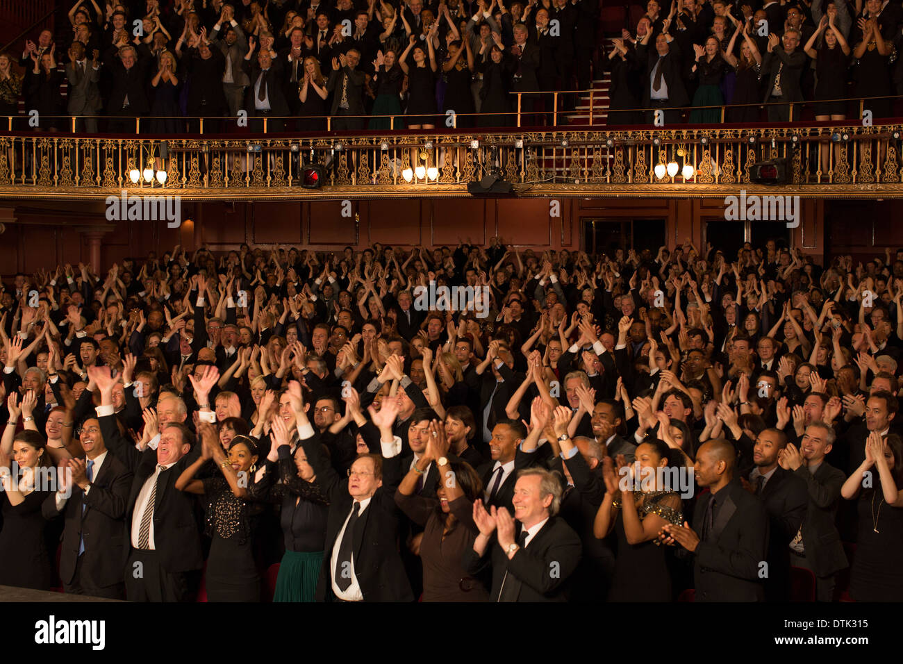 Pubblico a teatro -Fotos und -Bildmaterial in hoher Auflösung – Alamy