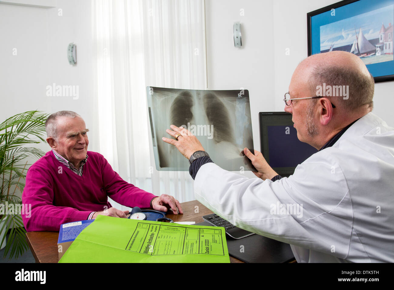 Doktor mit einem kranken -Fotos und -Bildmaterial in hoher Auflösung ...