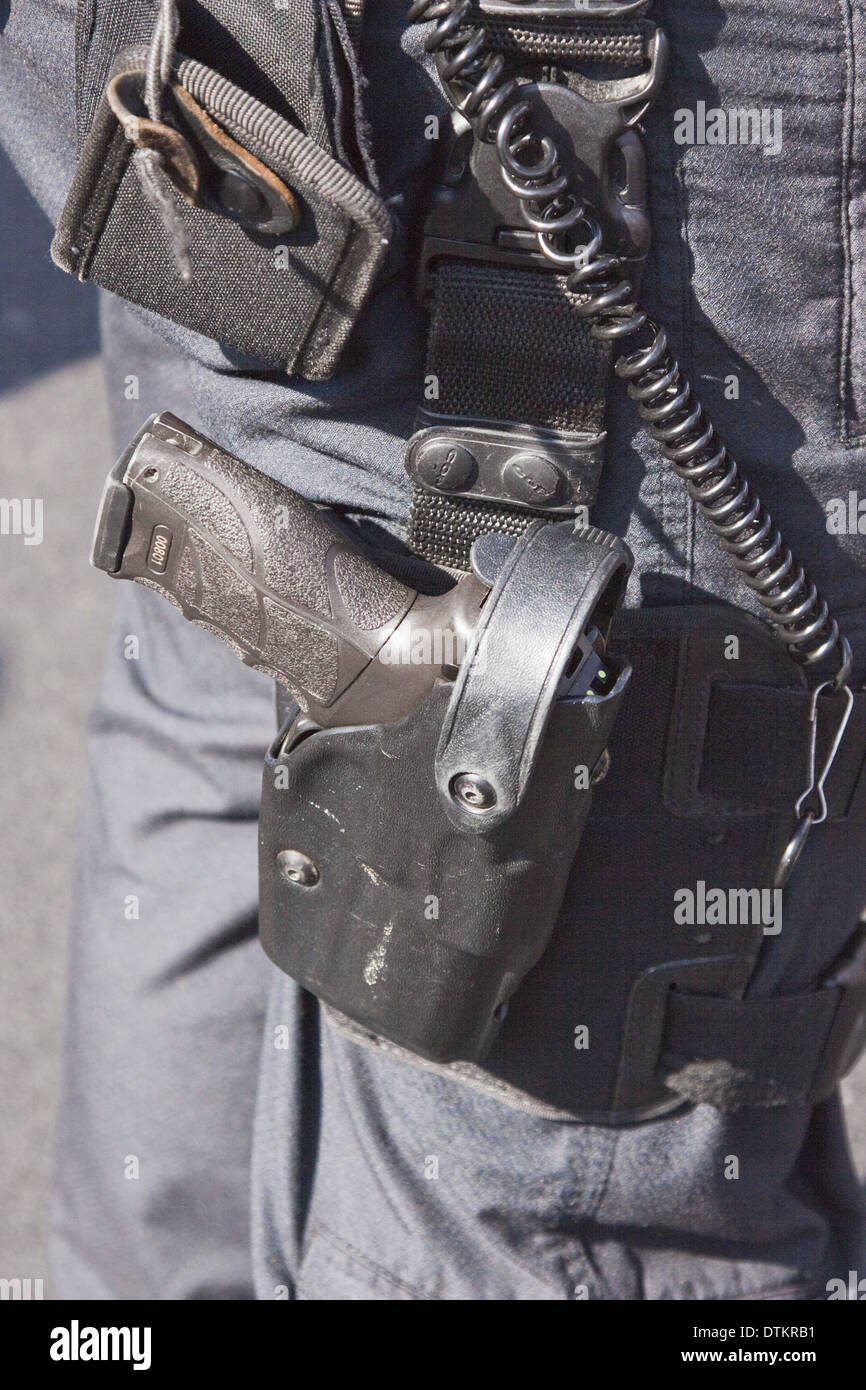 Polizist service waffe -Fotos und -Bildmaterial in hoher Auflösung – Alamy