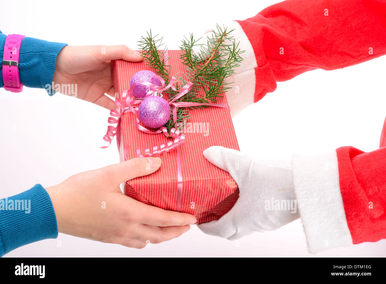Vater verteilt geschenke -Fotos und -Bildmaterial in hoher Auflösung ...